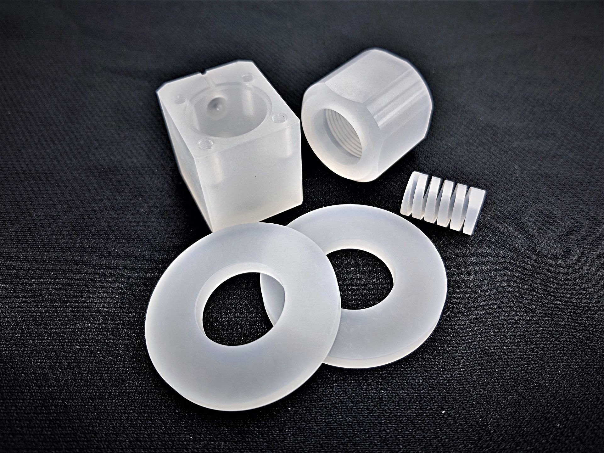 神奈川フッ素はPCTFE（ダイフロンR）やPTFE素材の加工が得意です。 - 株式会社 神奈川フッ素